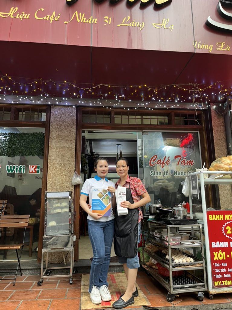 "Đột nhập" tiệm bánh mì của mẹ chủ câu hát viral “con trai bà bán bánh mì”